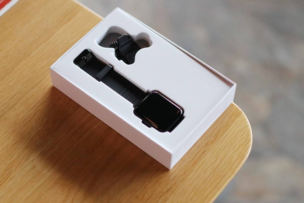 It can monitor blood pressure and blood oxygen. This aigo FB01 smart ...