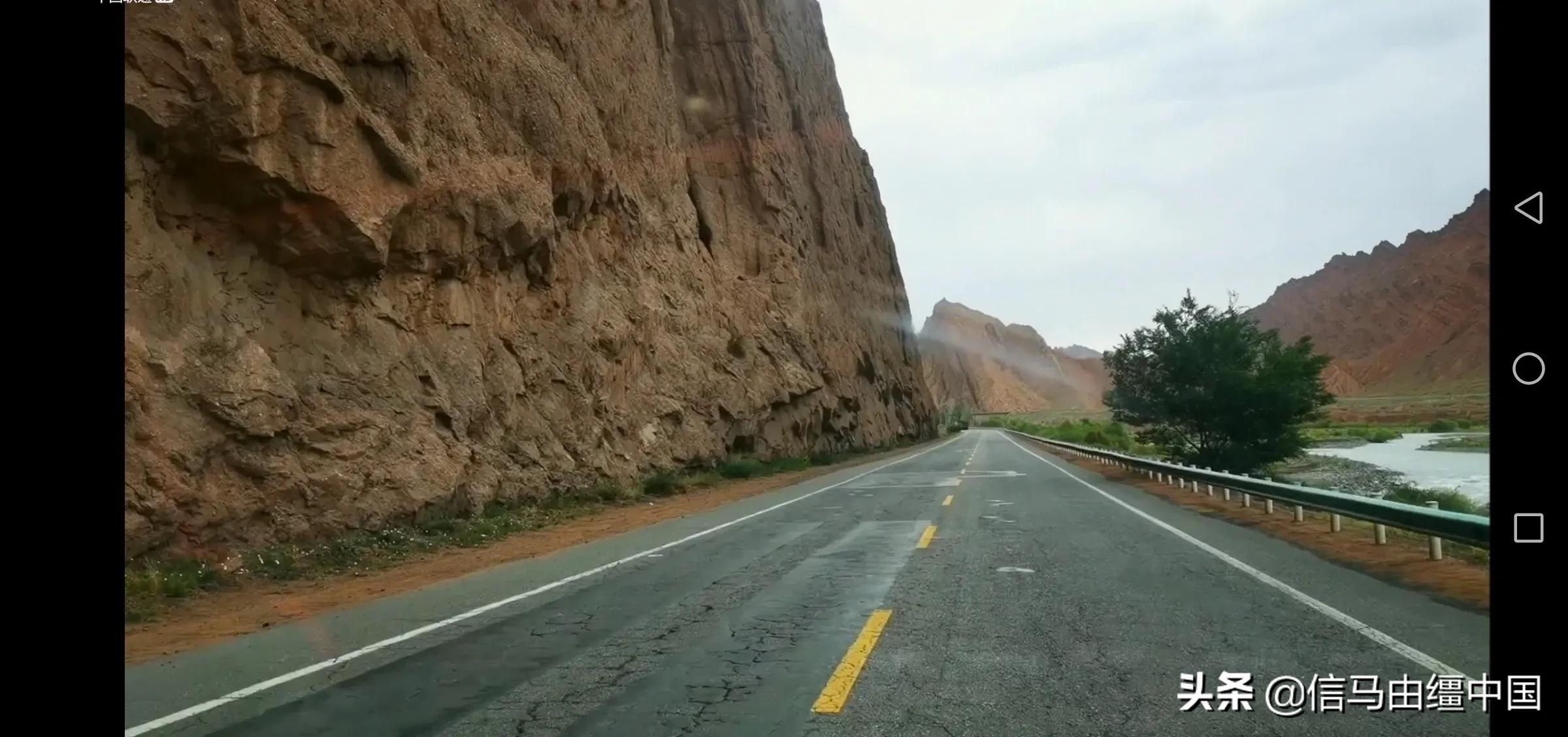 The large and small dragon ponds on the side of the Duku highway are ...