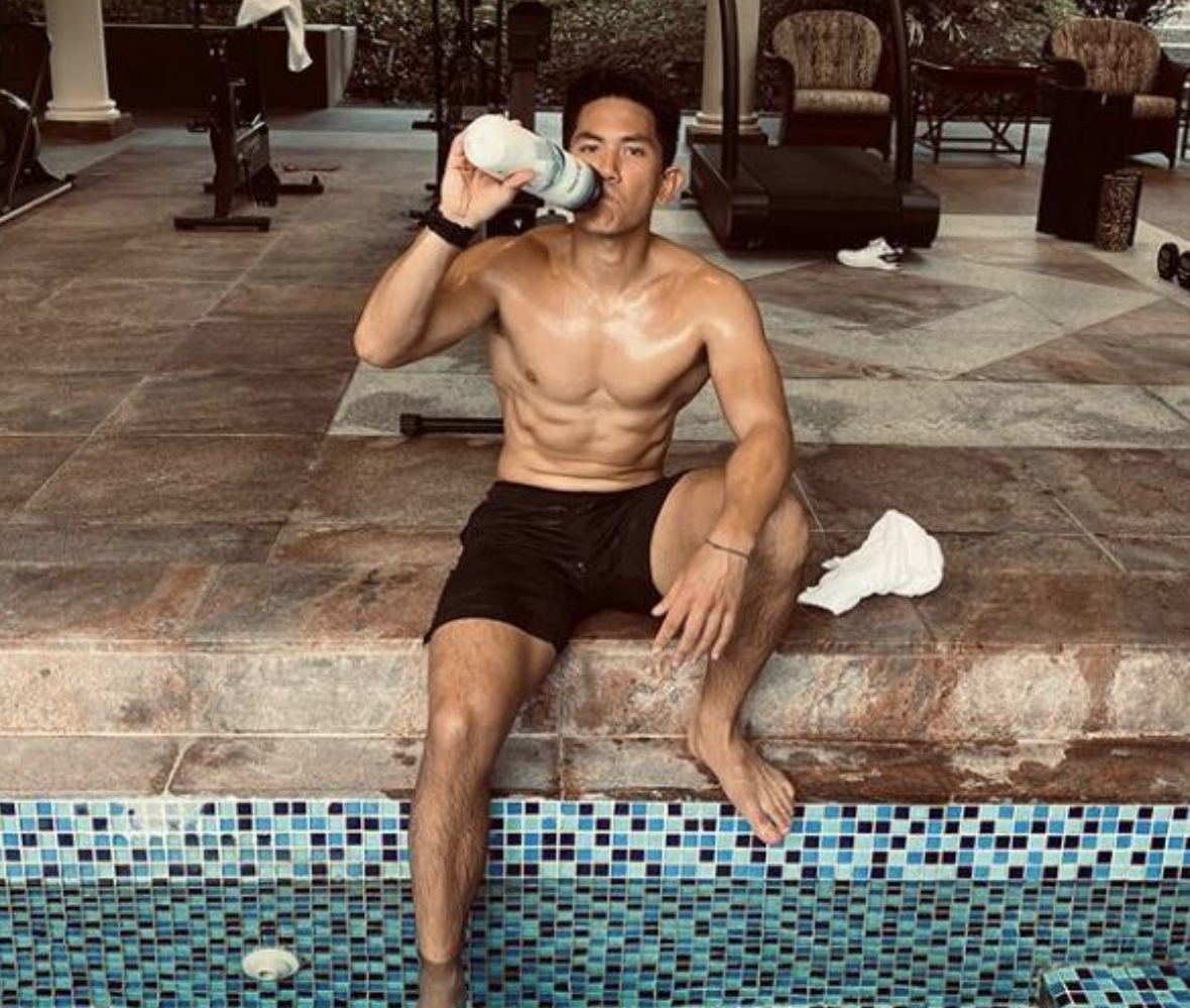 The prince of Brunei shows off his muscles and arouses the red eyes of ...