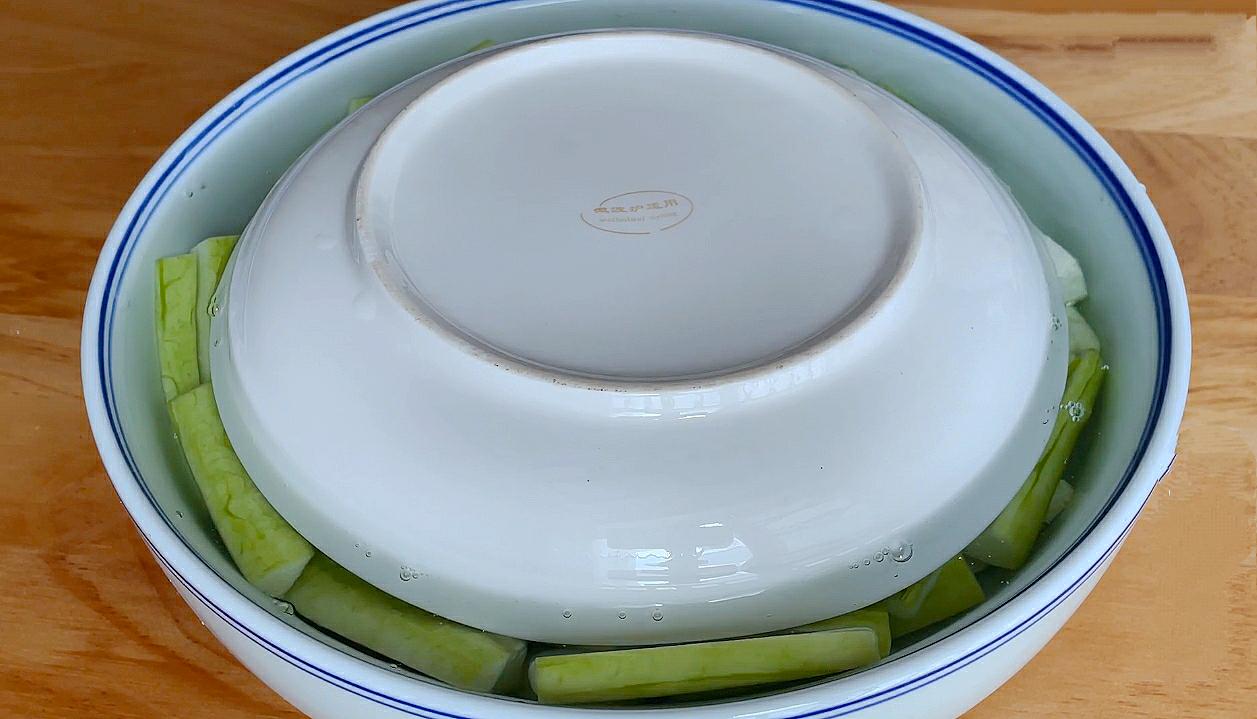 When frying the loofah, it's wrong to put the oil first, teach you how ...