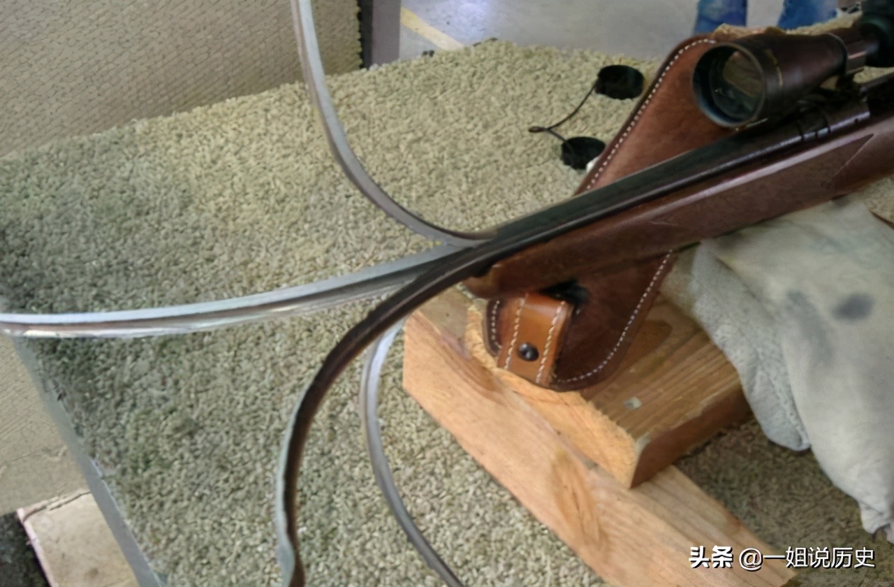 The most realistic scene of the weapon explosion, the artillery barrel ...