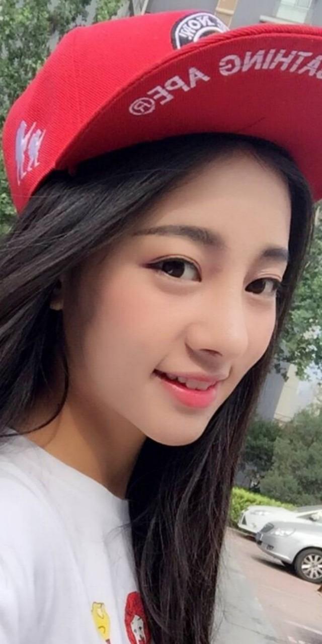 Celebrity Legs Picture-Zhu Lilan - iNEWS