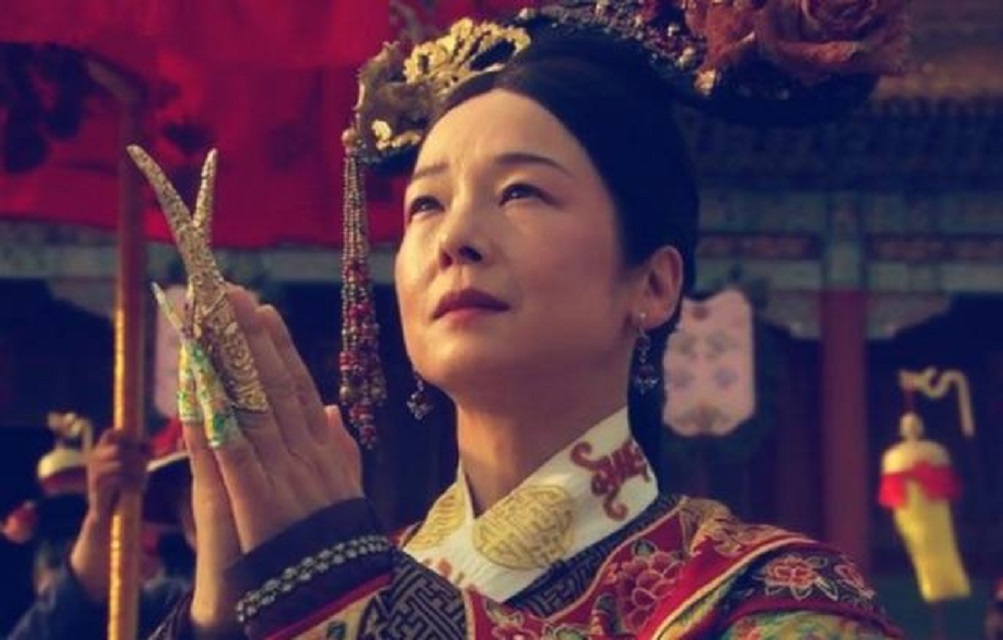 Why did the concubines of the Qing Dynasty wear long nail covers?In ...