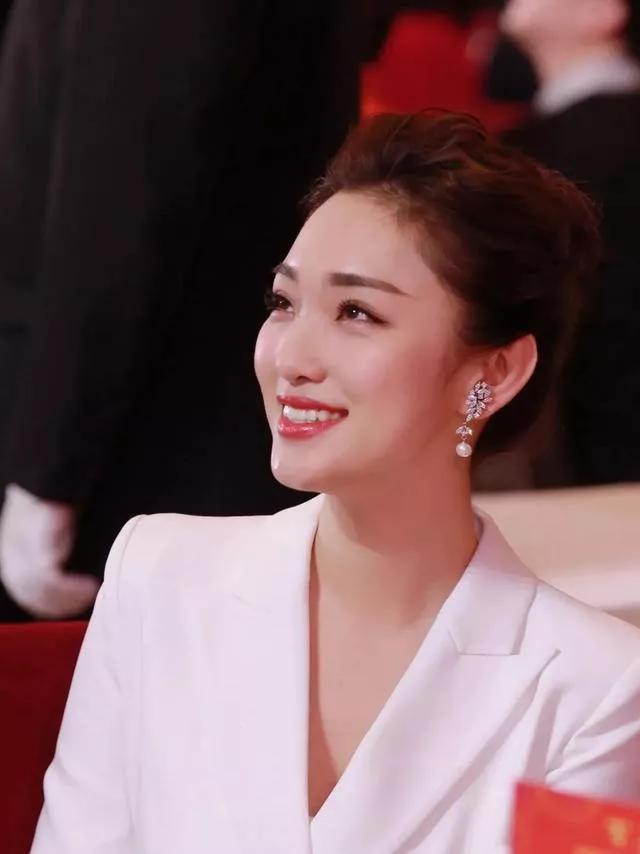 The host Lan Yu is really beautiful - iNEWS
