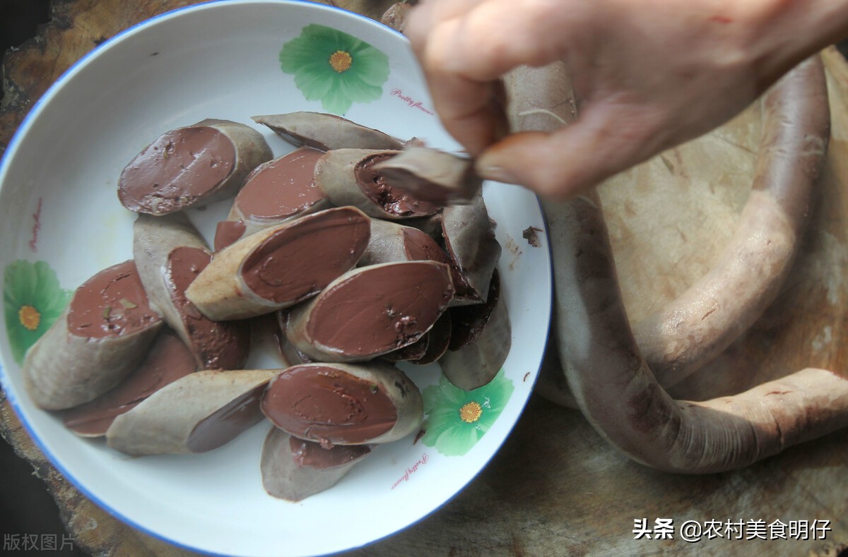 The method of making Guangxi smoked blood sausage is simple and easy to ...