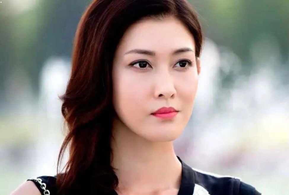 The 37-year-old Hong Kong actress Li Caihua waits for a female Internet ...