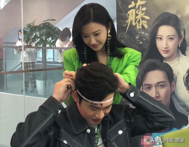 Qin Fang Si Teng's stills are cast on the pillar, Jing Tian's face is ...