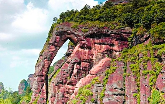 Dragon Tiger Mountain is a famous mountain of Taoism in China, where ...