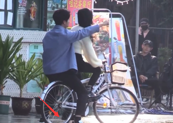 Ju Jingyi's modern drama exposes his shortcomings. The high-waisted ...