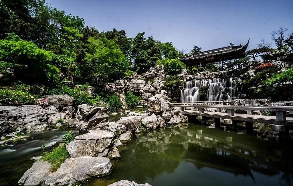 Taihu Stone, one stone contains the realm of Tibetan peaks and ridges ...