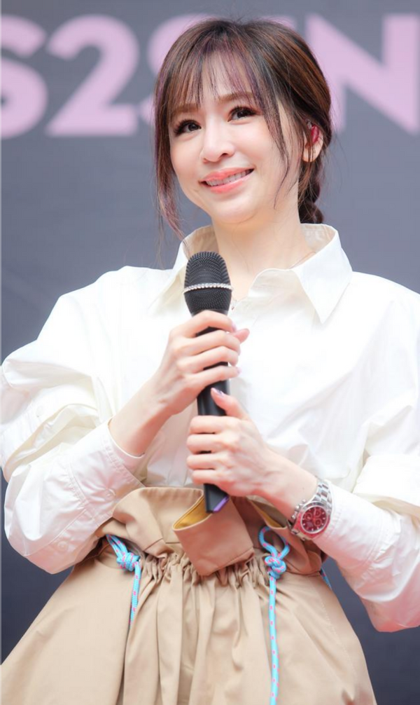 38-year-old Wang Xinling takes a fitness photo. His limbs are thin and ...