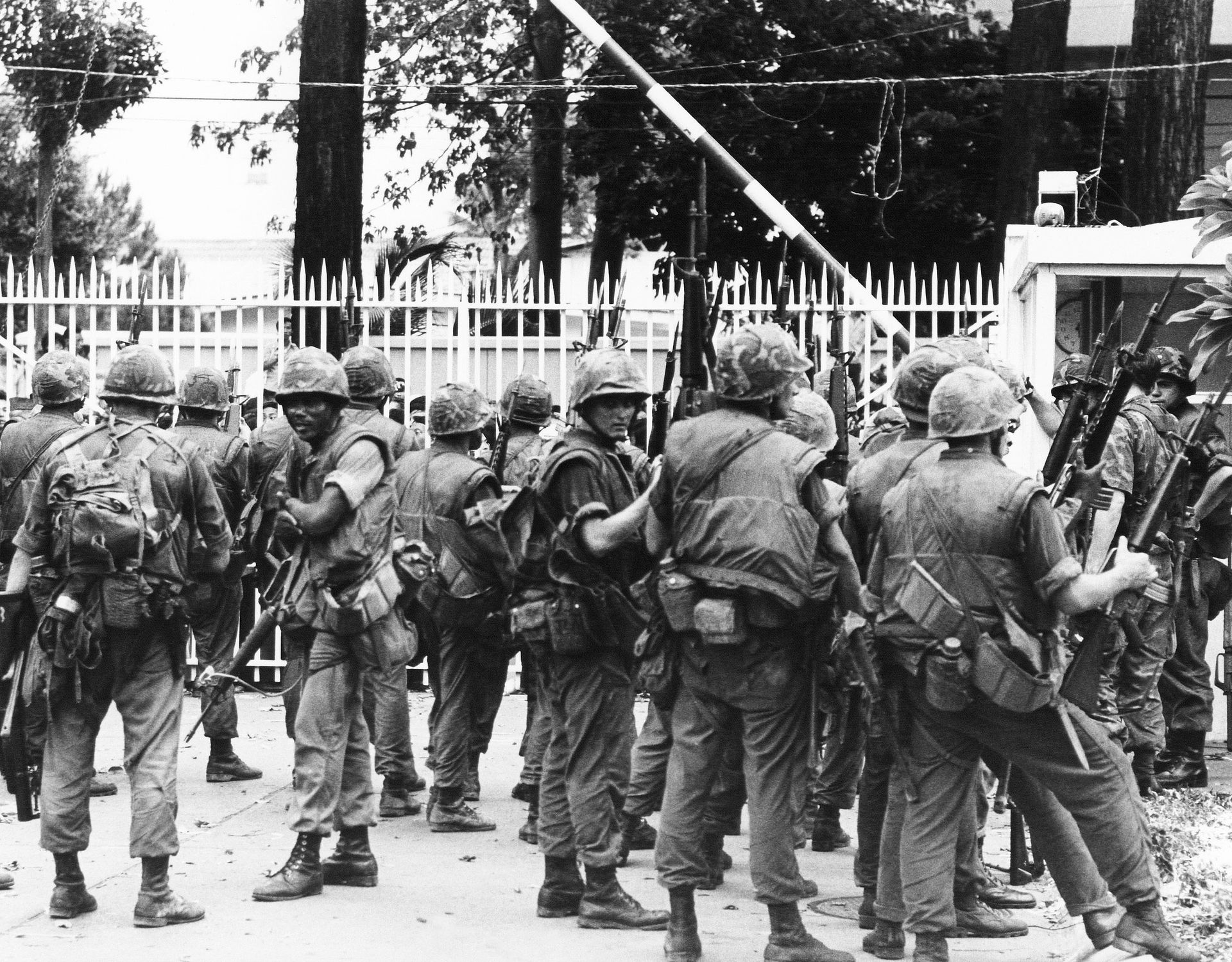 Image of U.S. forces fleeing Saigon, Vietnam in 1975: The largest ...