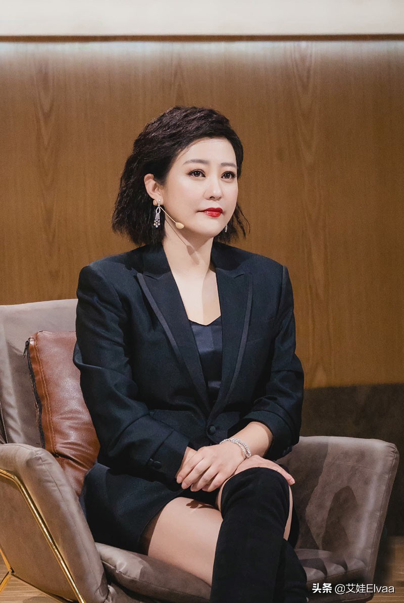 Hao Lei visually measured 130 kilograms!Wearing a suit, knee-high boots ...