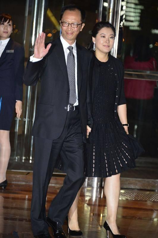 Fu Mingxia and her 27-year-old rich husband look very good. They wear ...