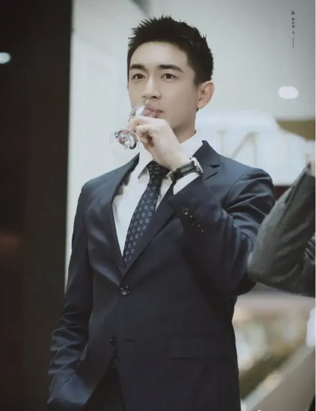 Lin Xinxin uses two pictures to illustrate the difference between ...