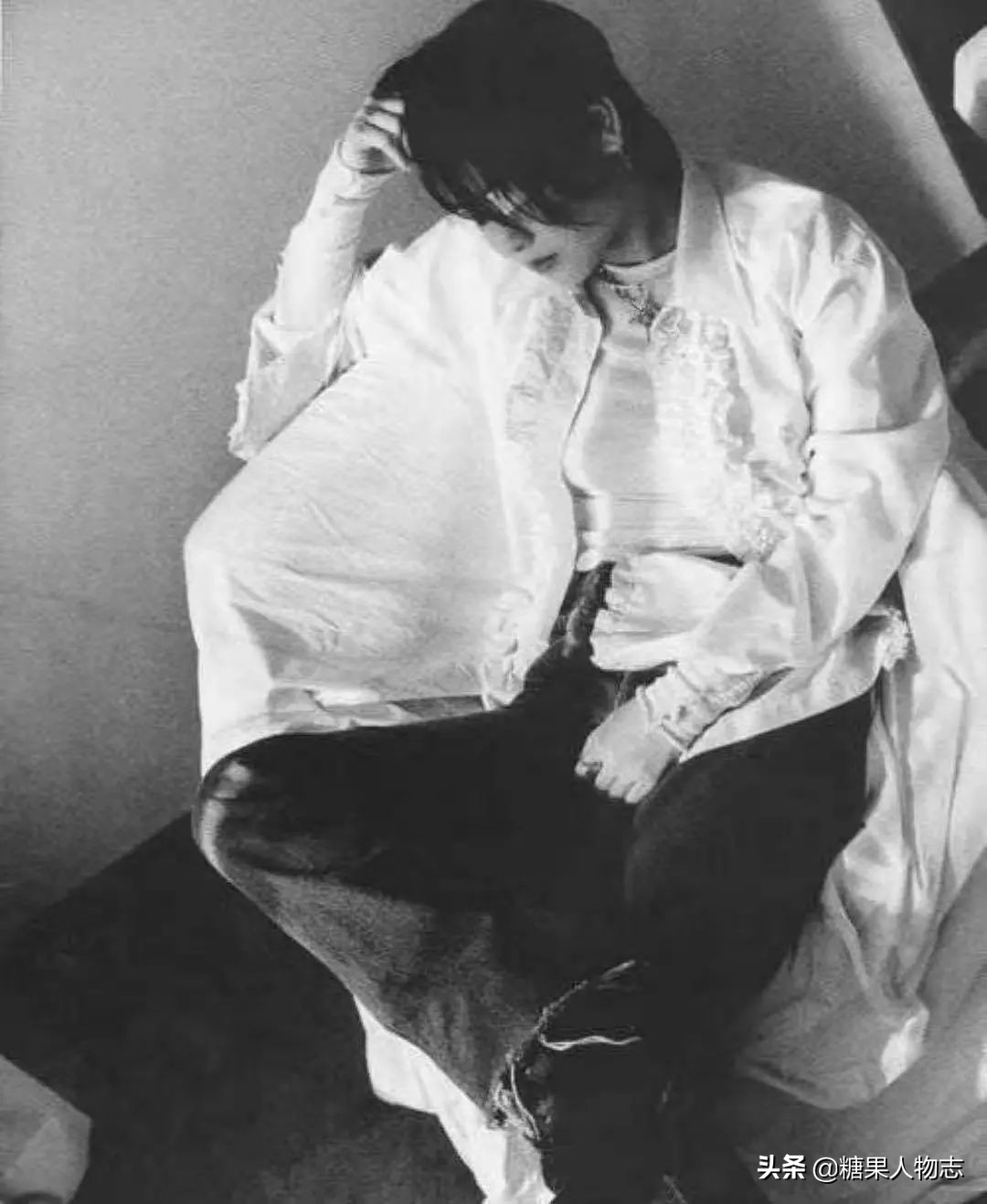 In 1993, Luo Qi went blind in his left eye. Four years later, due to ...