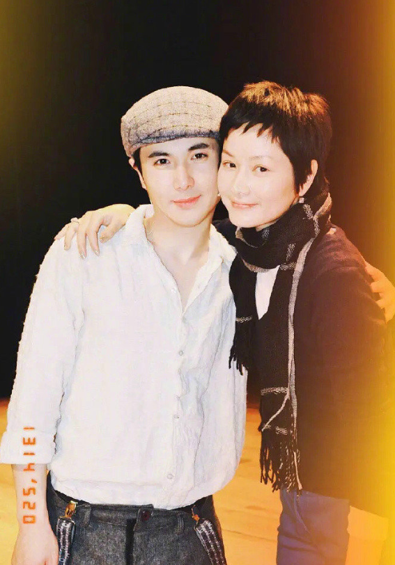 Shen Teng Ying's old photo exposure, the young man cream muscle hybrid ...