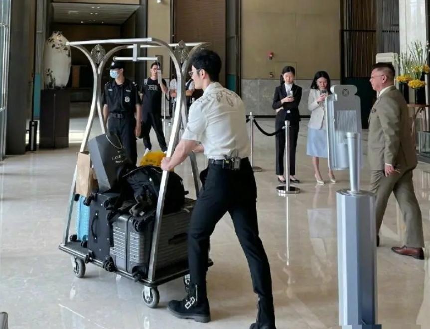 "Chinese Restaurant 5" Reuters photo, Huang Xiaoming's body proportion ...