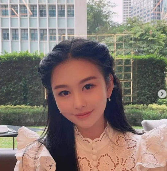 The daughter of Qiu Shuzhen is the real lady! Wearing a lace skirt, her ...