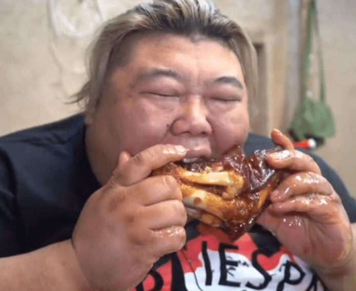 The fat monkey weighs nearly 600 kilograms, has yellow teeth and black ...