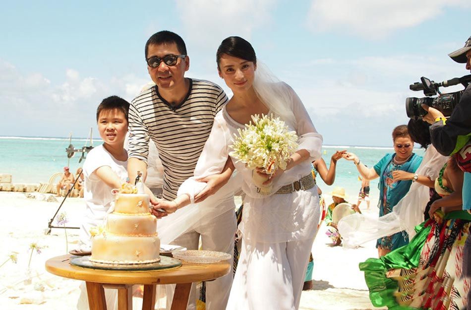 Chen Jianbin and his wife travel in a million-dollar luxury car. They ...
