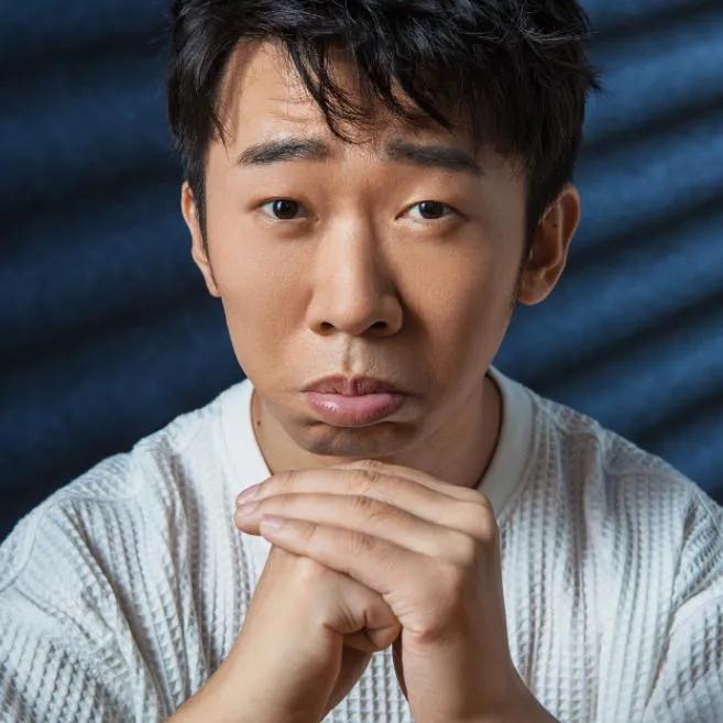 With just a few simple props, Yang Di can also be a handsome online guy ...