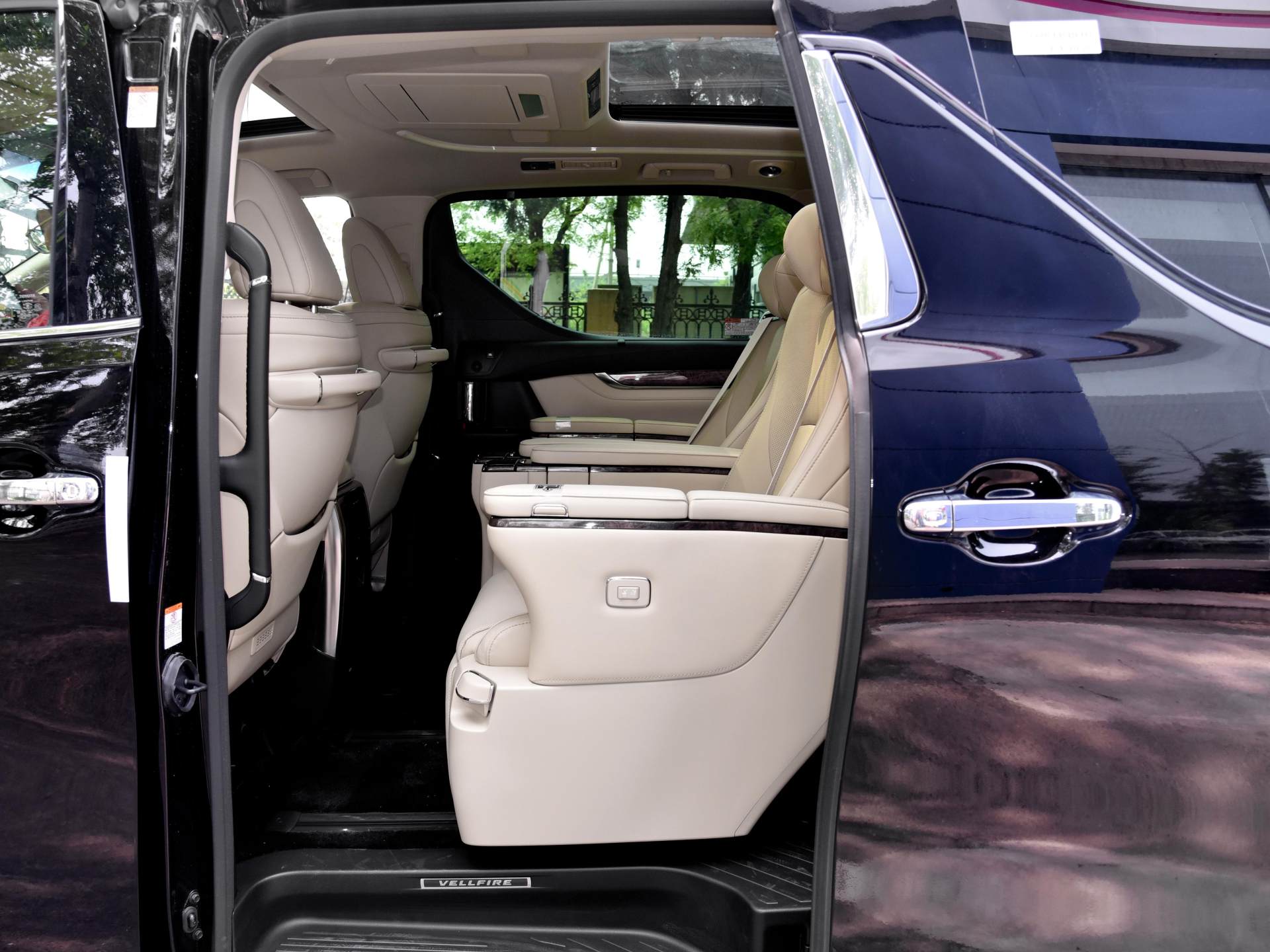 7-seater luxury MPV without price increase, luxury aviation chair, fuel ...