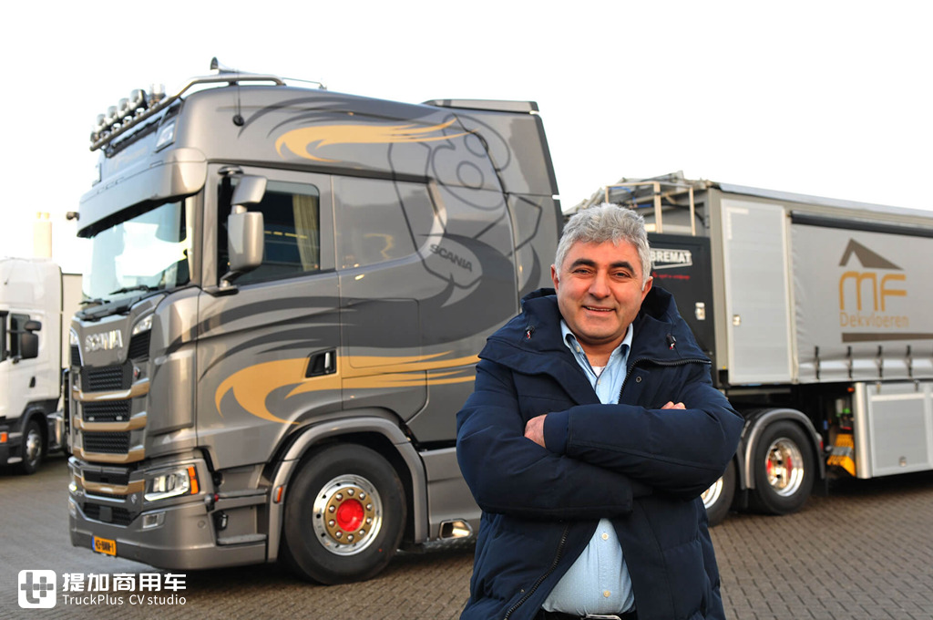 The cab is extended by 1 meter and the interior is super luxurious ...