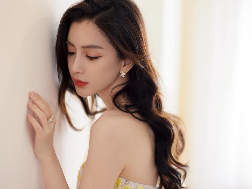 angelababy wears a high-definition dress with exquisite makeup and a ...