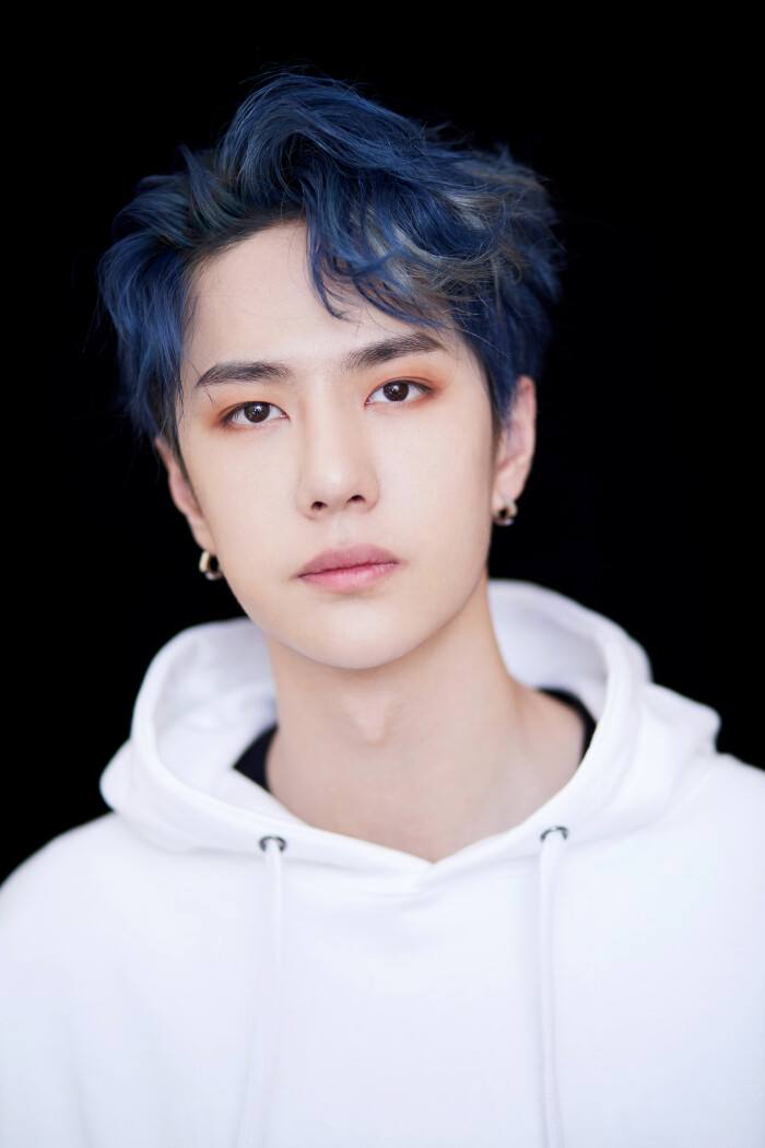 Wang Bo's 7th party Reuters, the suit is straight and handsome, his face is thin and his head is ...