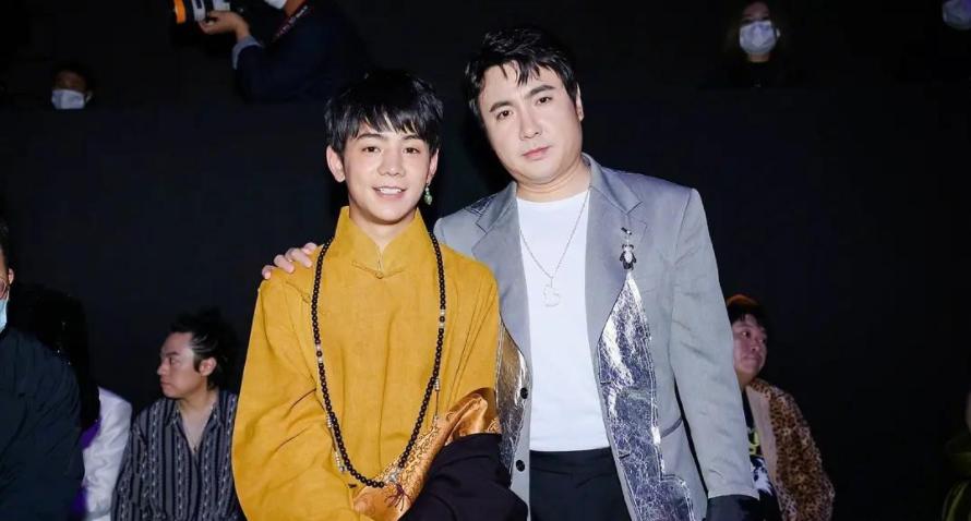 Ding Zhen zoomed in and appeared handsome in variety shows, once again ...