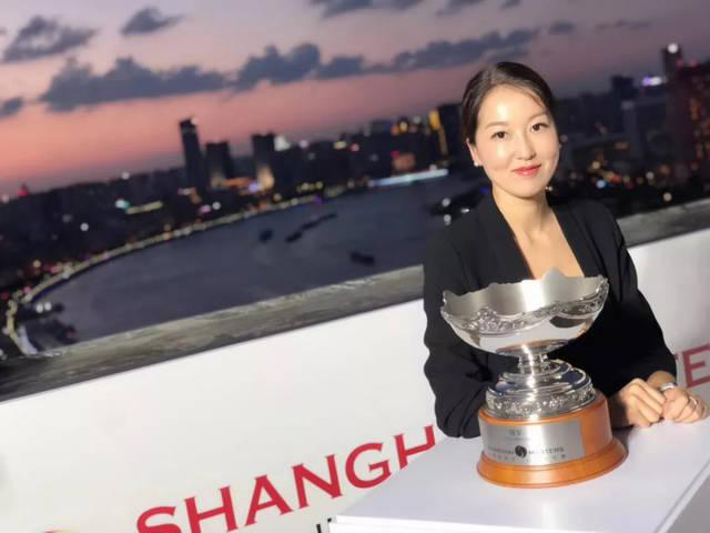 The beautiful Chinese snooker referee, with Higgins as his idol ...