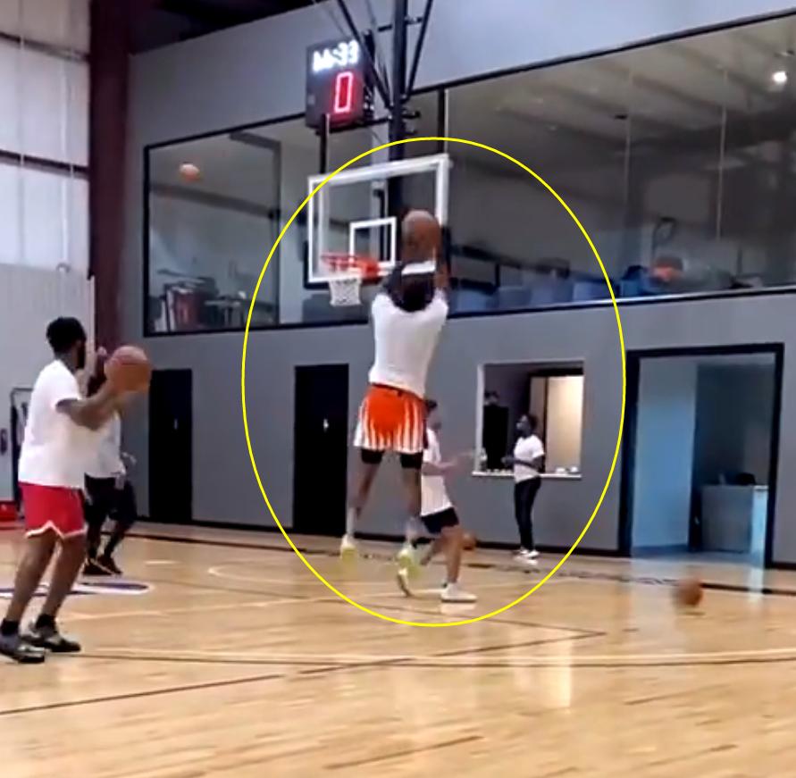 Harden trained hard with a 2.11 meter tower!Slim thin into a lightning ...