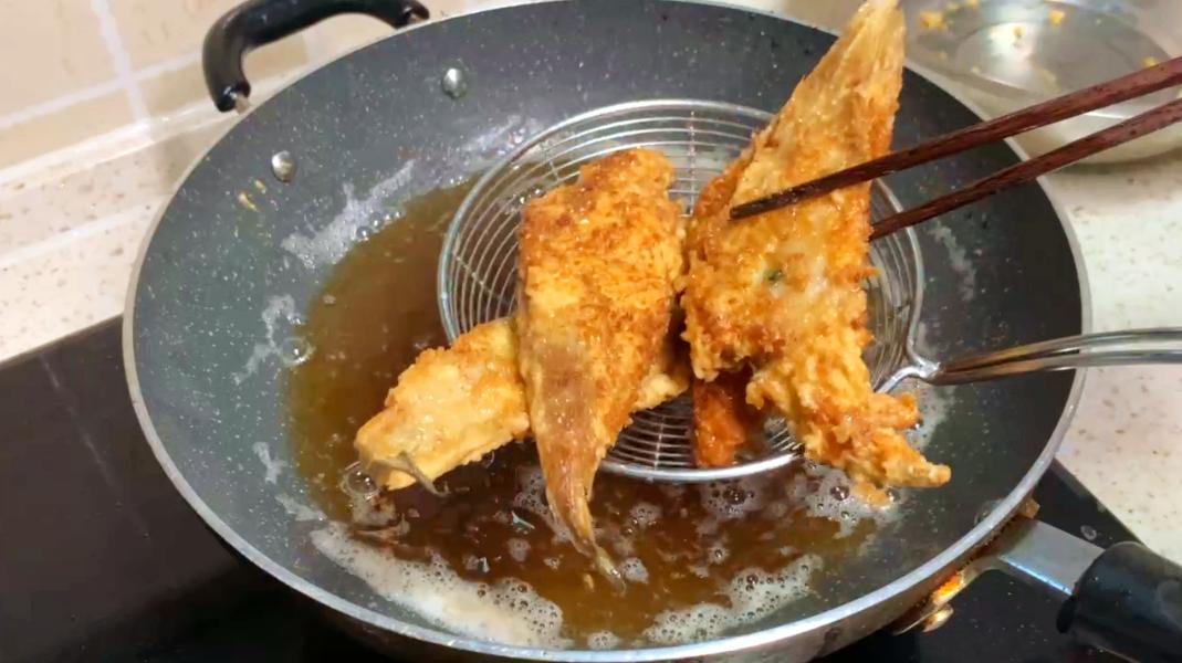 When frying fish, some people use starch and some people use flour?It's ...