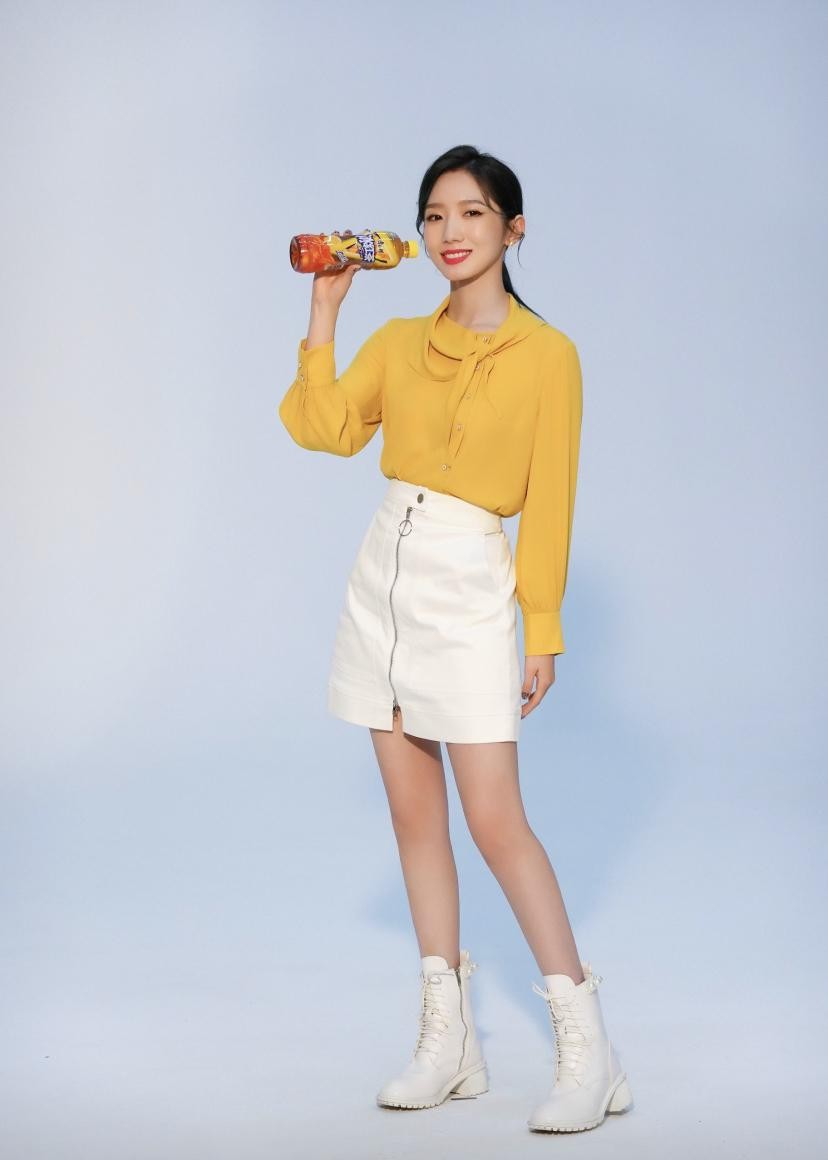 Meng Meiqi wears a big red dress to catch the eye, with the same color ...