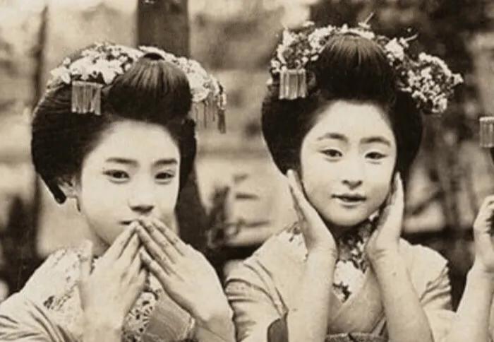 Crazy Japanese women during World War II - iNEWS