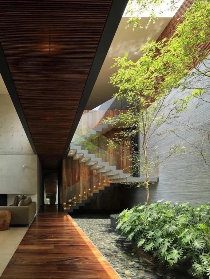 The "sunken" courtyard is here, which is more beautiful and more usable ...