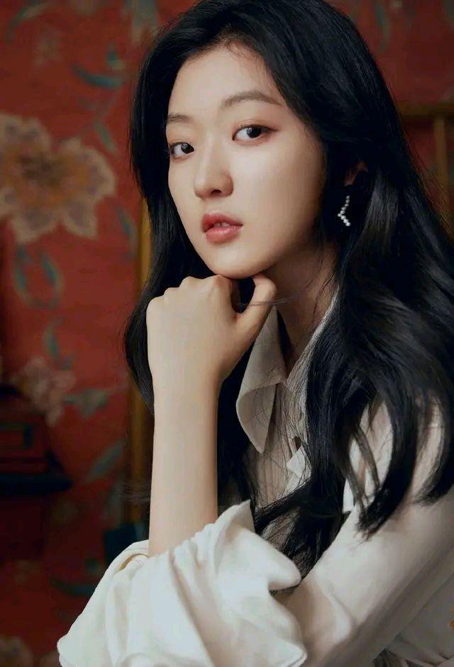 Sun Qian fashion wears youthful and beautiful idols, who think she is ...