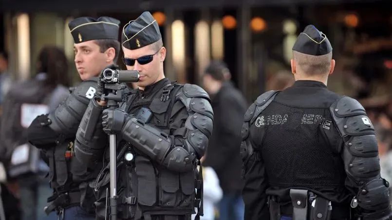 The French police have one piece of "Balenciaga"!These humble uniforms ...
