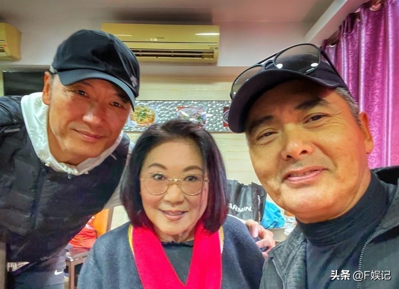 Li Siqi finished taking a photo with his third brother Chow Yun-fat - iNEWS