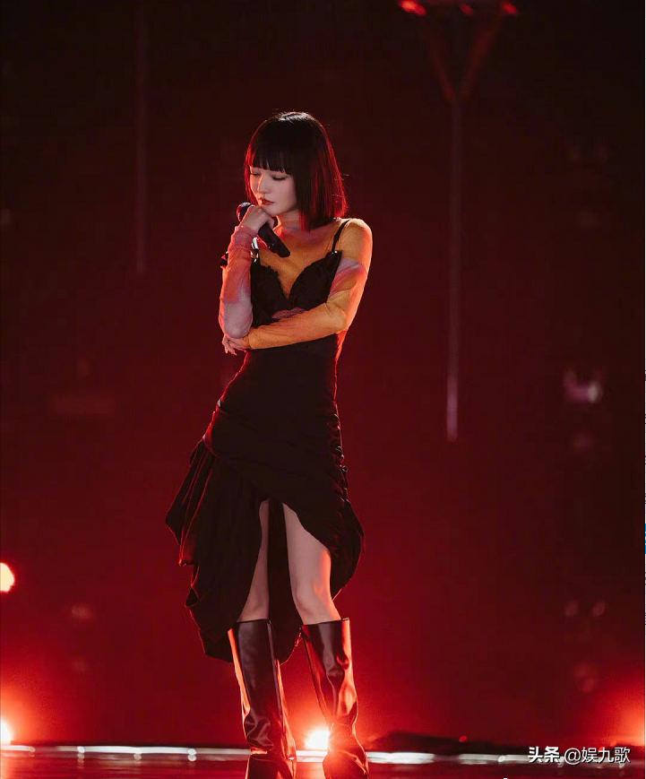 39-year-old Zhang Yihan sun-sensing, white sling dress reveals the ...
