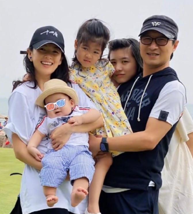 Zhang Ziyi's baby, kissed her son and daughter, and netizens asked when ...