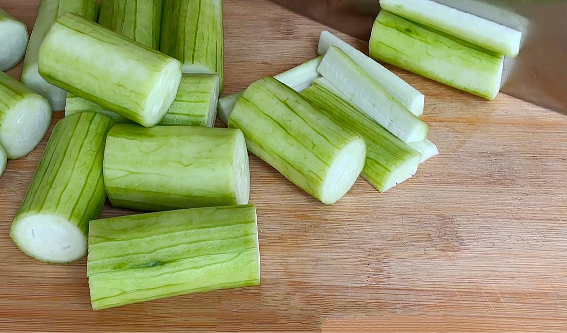 When frying the loofah, it's wrong to put the oil first, teach you how ...