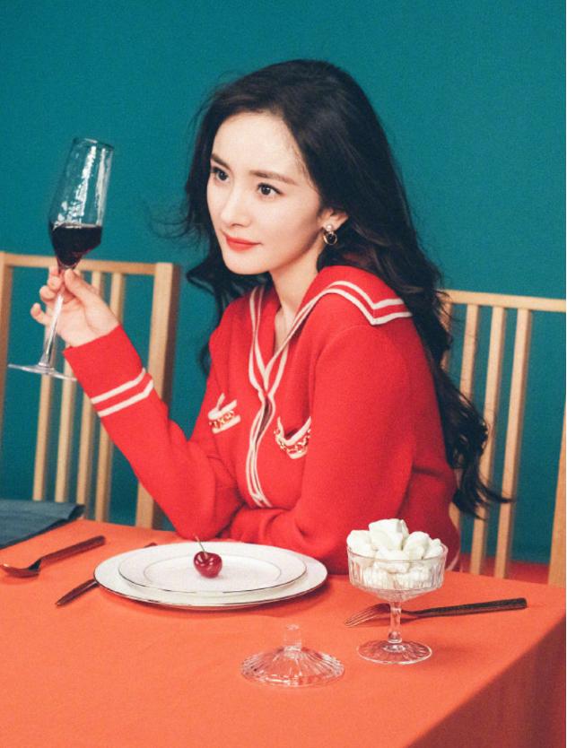 The 35-year-old Yang Mi girl is full of sense!A black wavy head ...