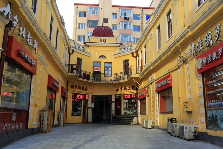 Strolling in Harbin historical district - iNEWS