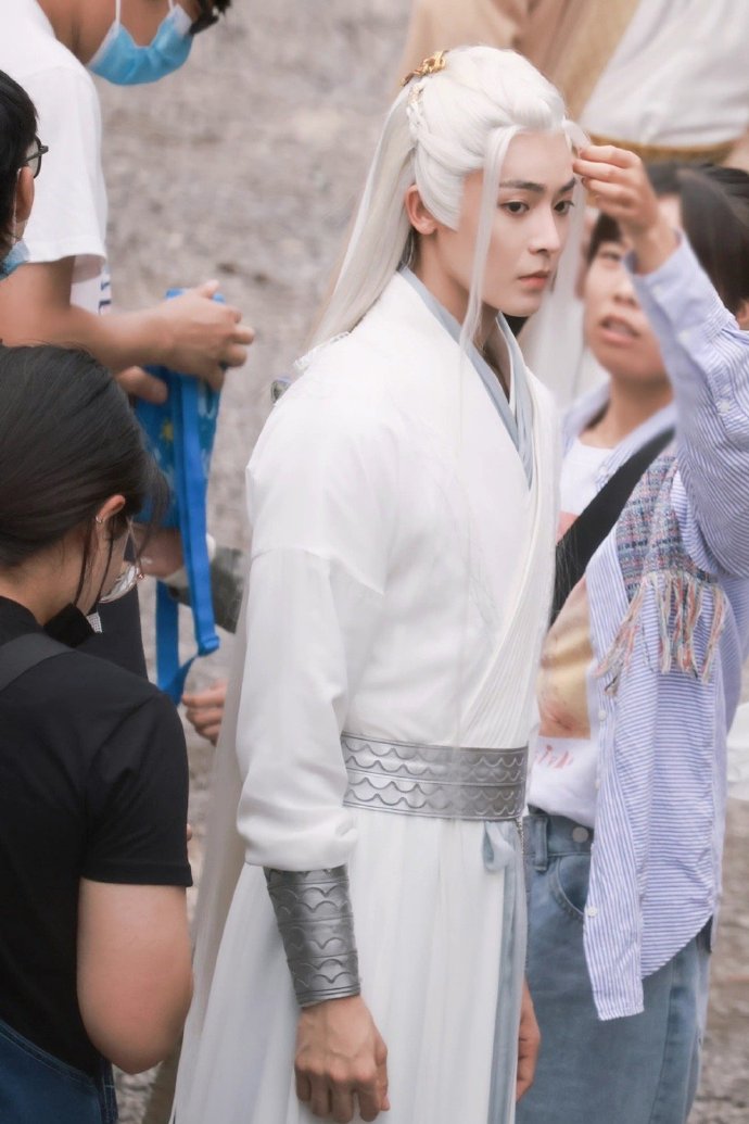 Hou Minghao has another new drama, and his costume in white clothes is ...