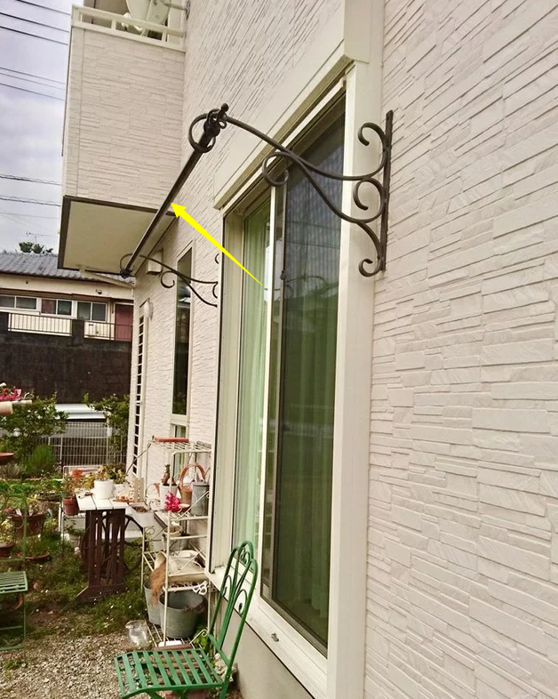 The Japanese owners are smart, add a cross-rod to dry the window ...