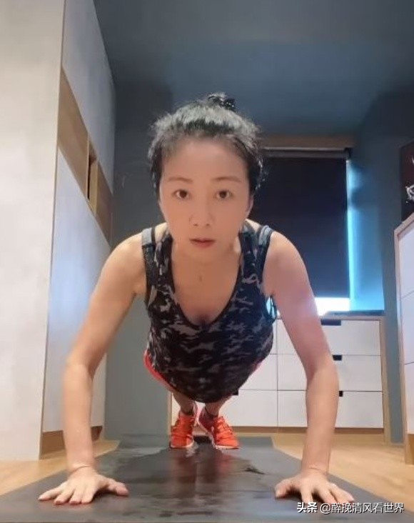 The 56-year-old Fang Wenlin shows off the "vest line", the figure does ...