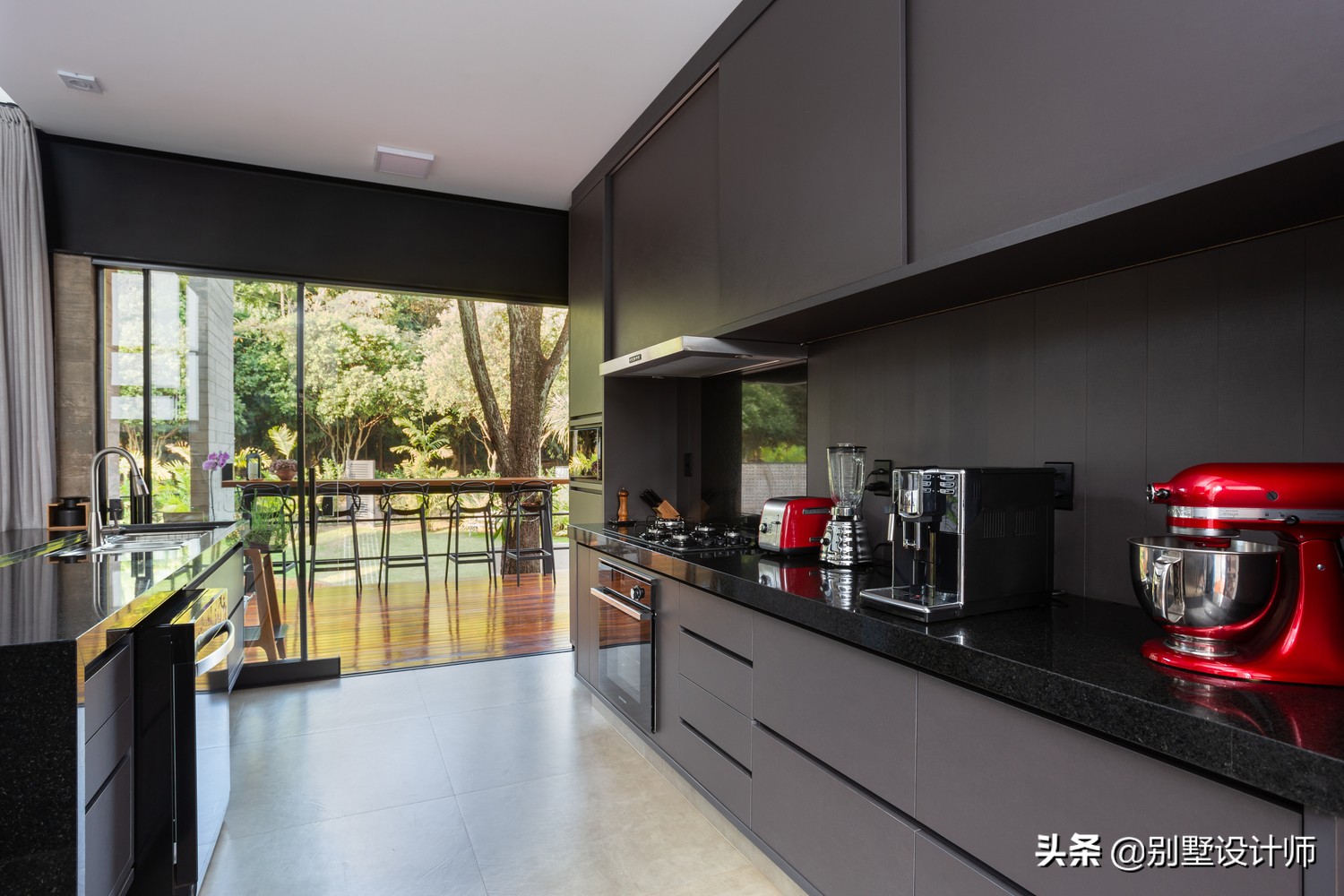 Cascading spaces, rich layers, simple and transparent blocks, only a ...