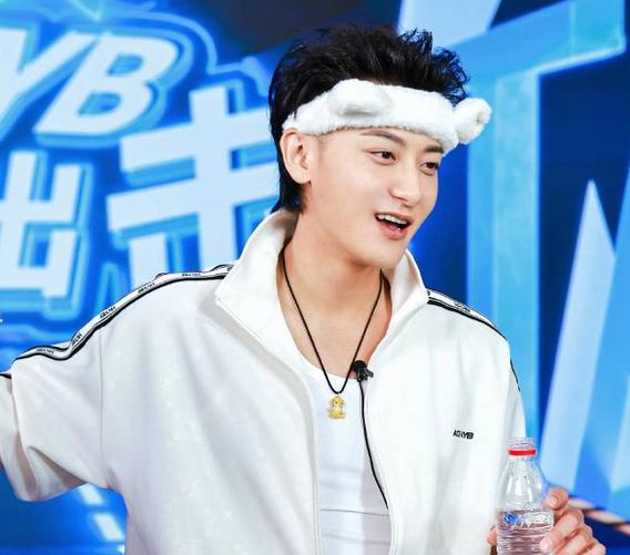 68-year-old Chi Zhongrui brought goods overturned, and netizens laughed ...